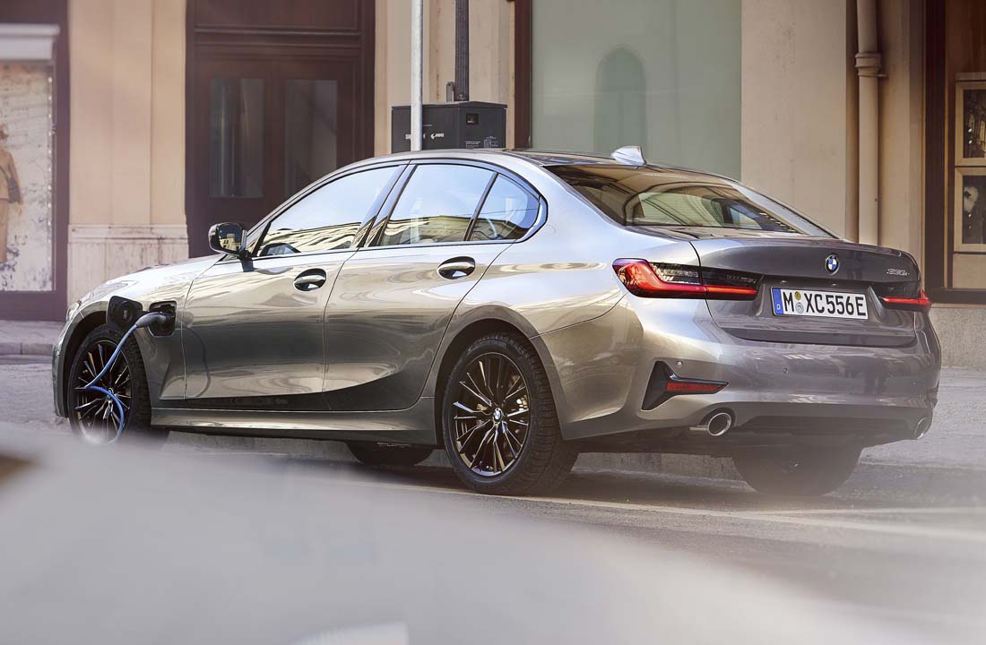 BMW 330e iPerformance 2020: El Serie 3 híbrido enchufable se renueva