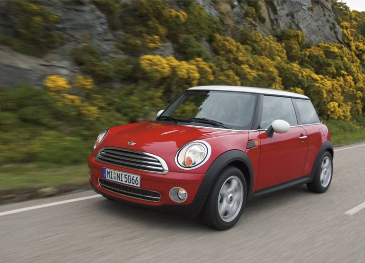 MINI cumple 20 años en el segmento premium de los coches pequeños