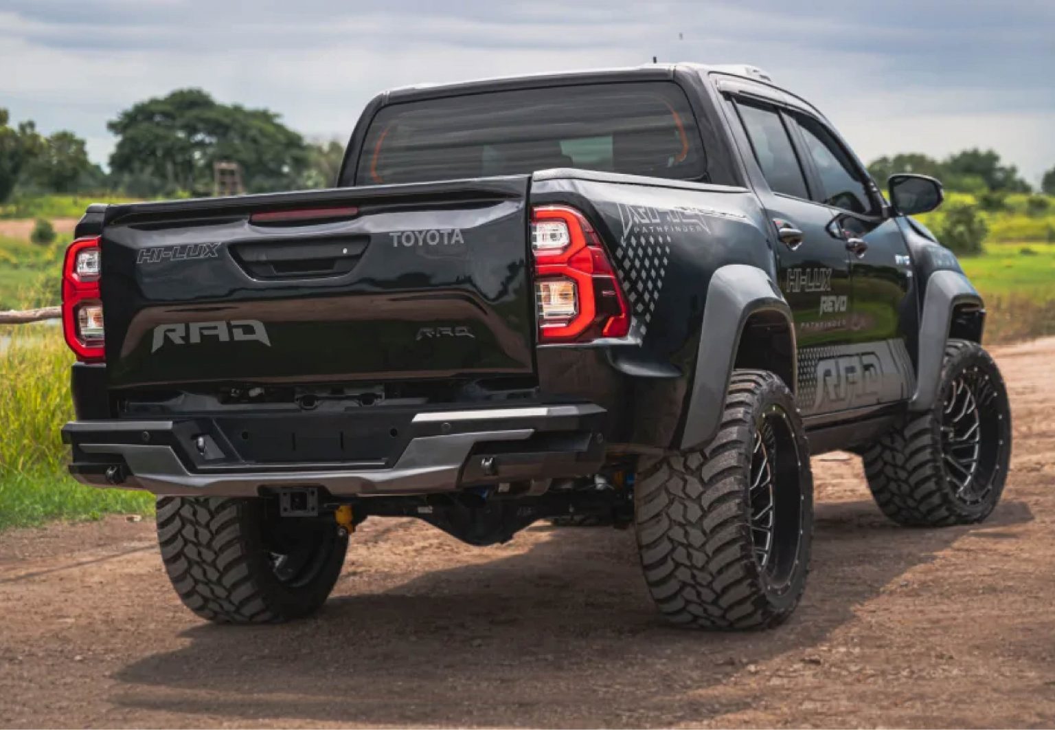 Toyota Hilux se crece para enfrentar a Ranger Raptor con este 'body-kit'