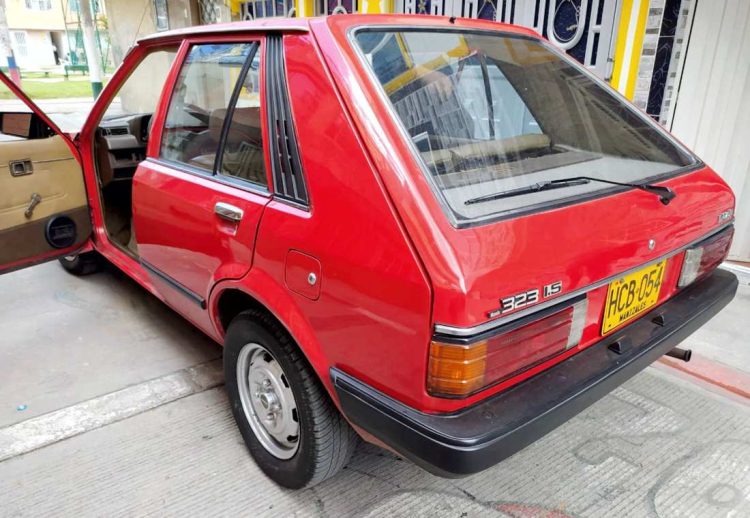 Este es uno de los Mazda 323 más antiguos de Colombia, modelo 1981