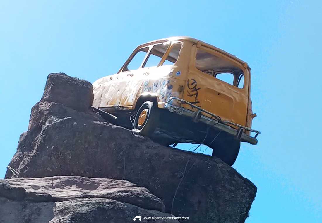 La historia del Renault 4 sobre una roca en Zapatoca, Santander
