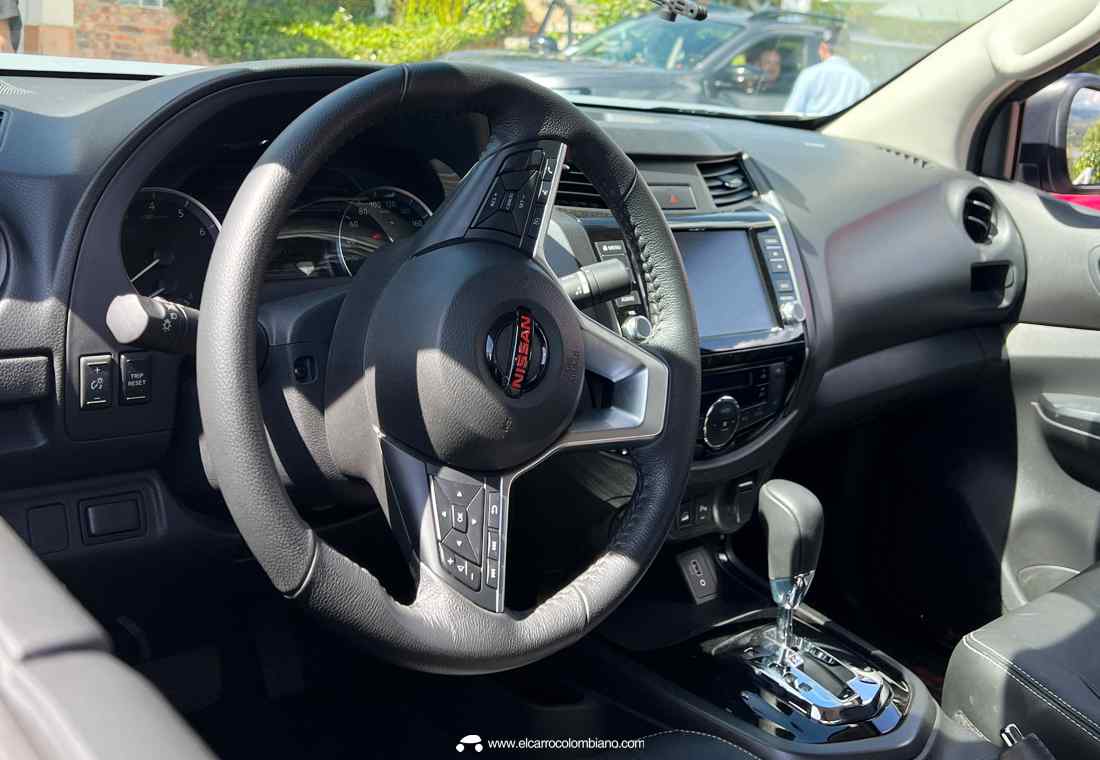 Nissan Frontier estrena versiones a gasolina en Colombia: precios y datos