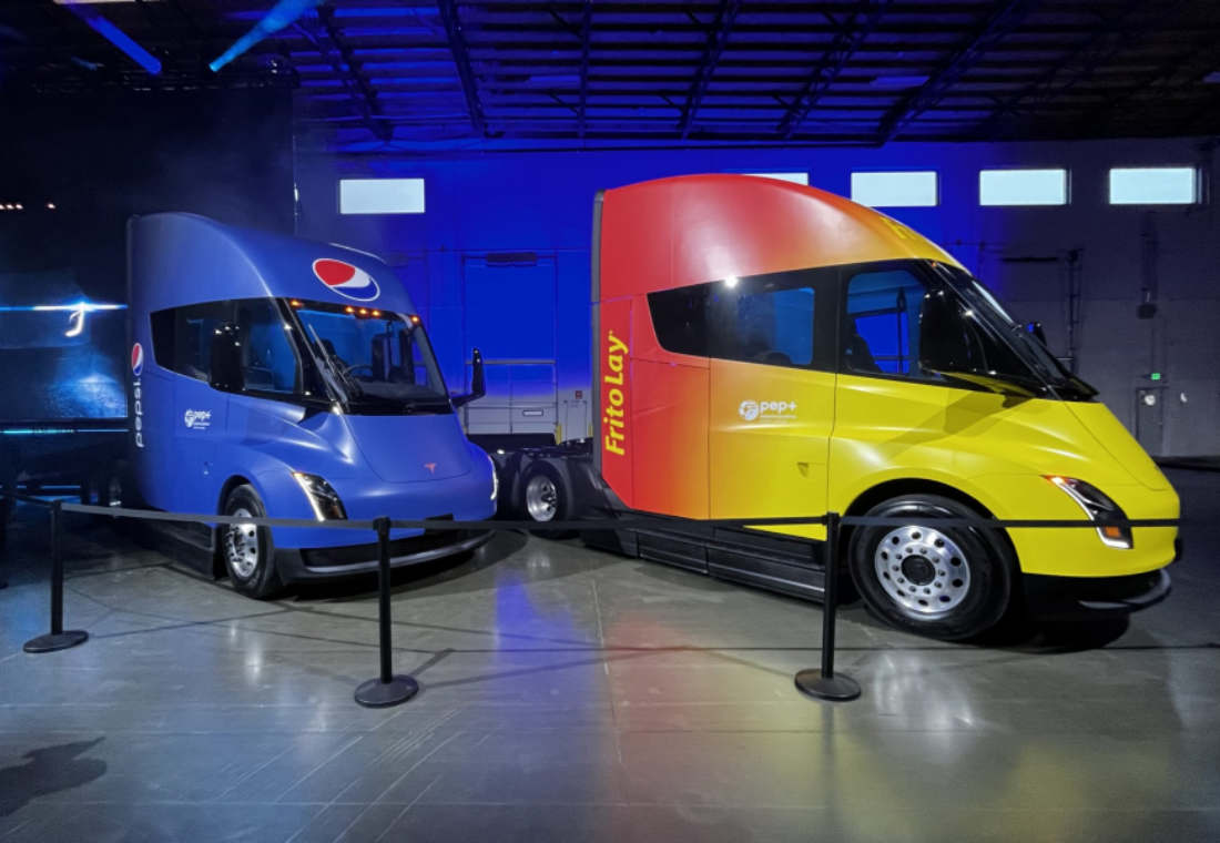 El Tesla Semi vestido de 'Cheetos', ya se pasea por la planta de PepsiCo