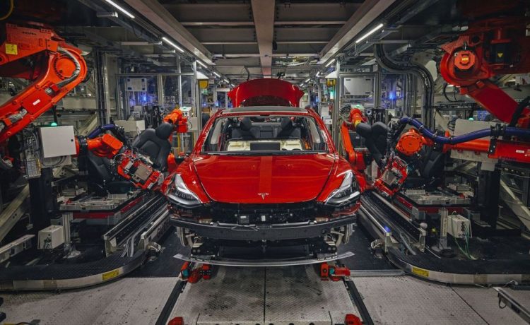 Tesla quiere revolucionar la producción de carros haciendo 400 piezas ...