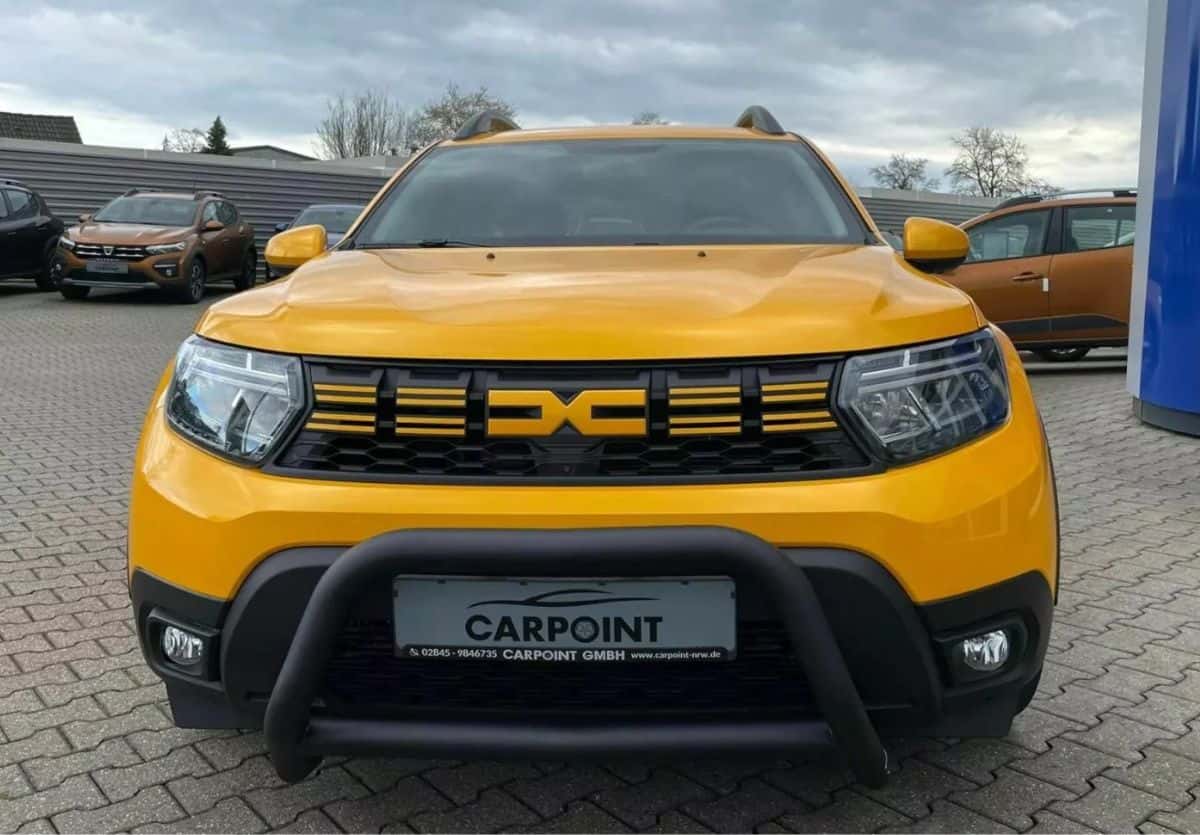 Esta Duster se vistió con un "kit" deportivo amarillo y suspensión baja ...