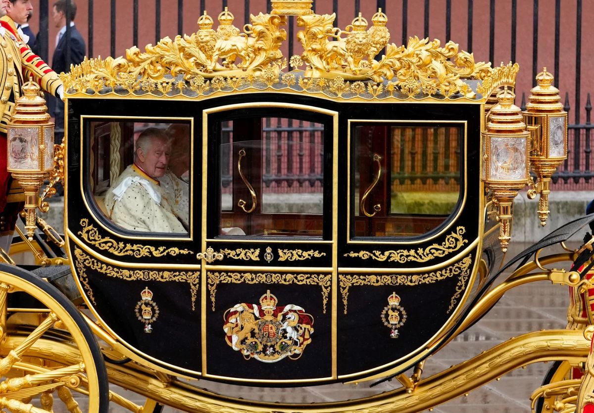 El carruaje del Rey Carlos III parece una antigüedad del Siglo XIX ...