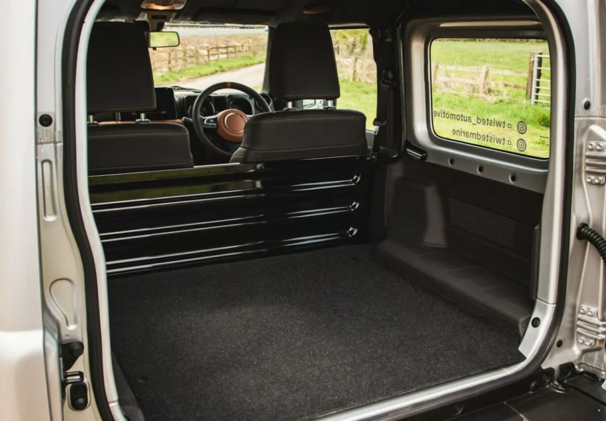 Este Suzuki Jimny fue personalizado con interior de lujo y un motor Turbo