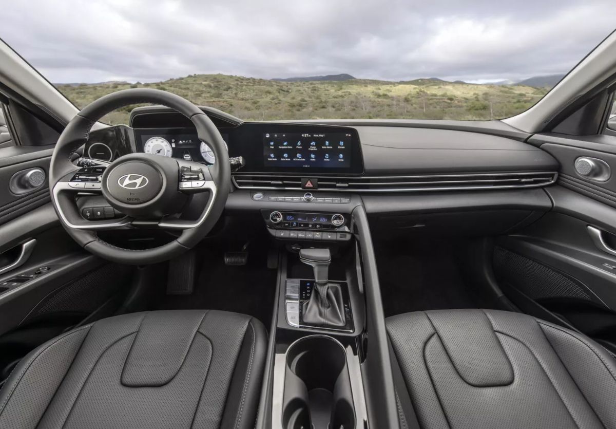 Hyundai Elantra 2024 llegó a América con nueva cara y cuatro opciones de motor