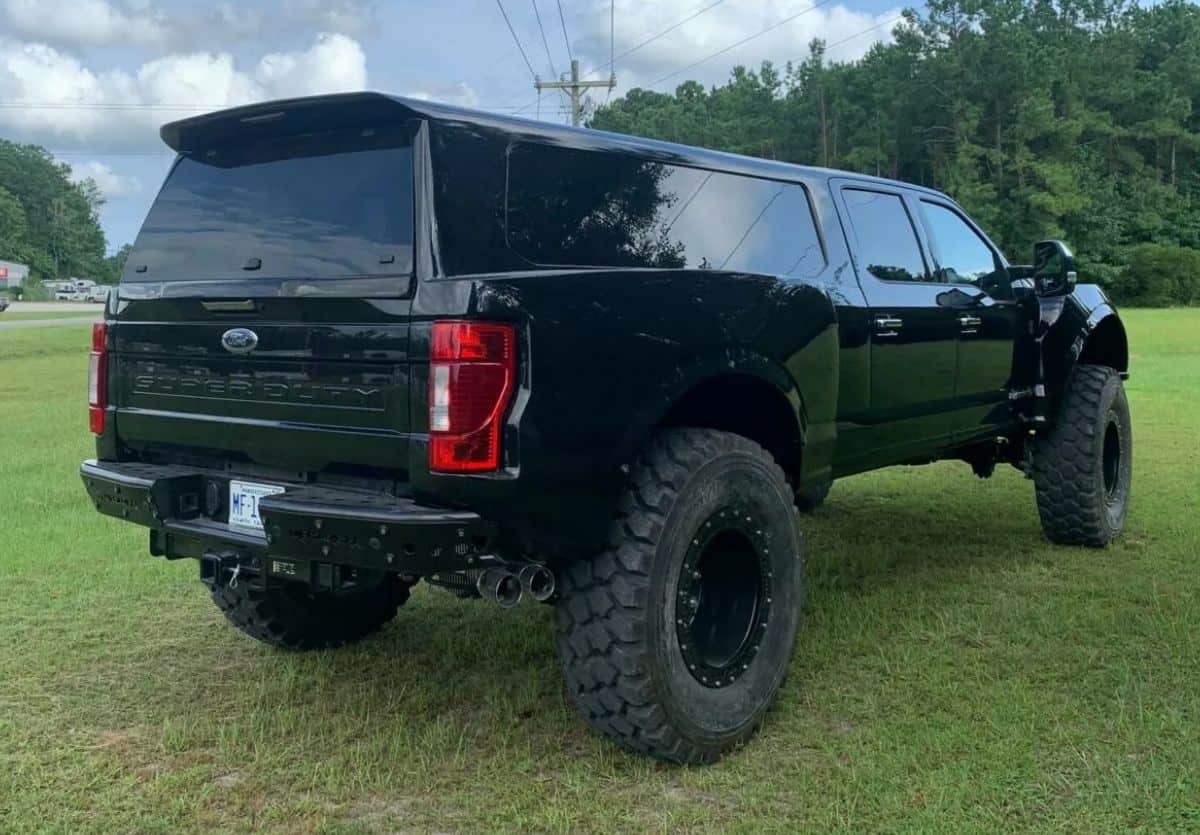 MegaRexx SVN Custom es una Ford con 10 asientos y un enorme motor ...