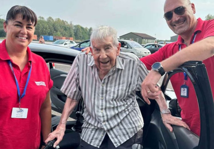 A sus 99 años, este hombre cumplió su deseo de volver a conducir, viral