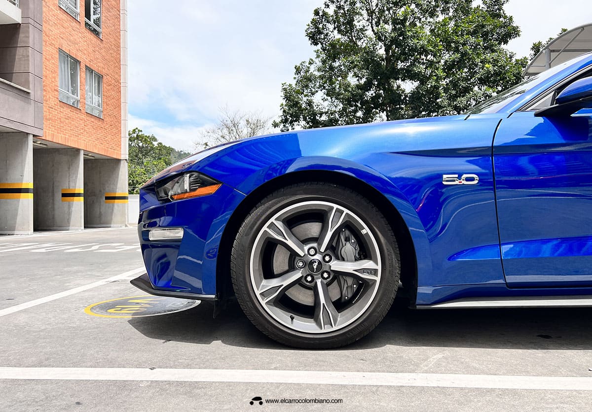 ¿Podrá un Fiat Uno Fire ganarle a un Ford Mustang GT? Véalo usted mismo ...