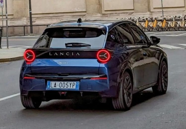 Lancia Ypsilon 2024 apareció al desnudo y dejó al descubierto su diseño final