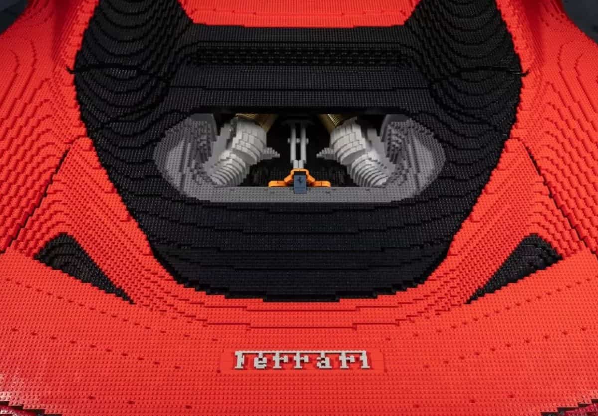 Este Ferrari 296 GTS fue construido con piezas de Lego y pesa más que ...