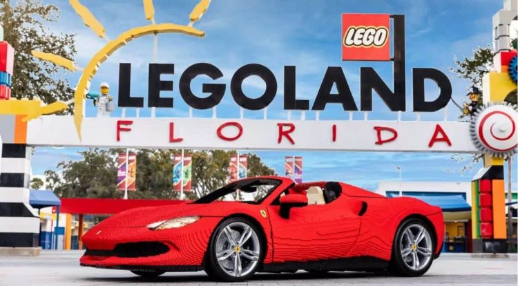 Este Ferrari 296 GTS fue construido con piezas de Lego y pesa más que ...