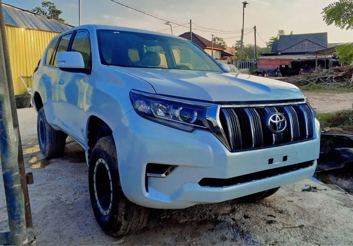 Esta Toyota Prado J150 es en realidad una Prado de los años 90, pero ...