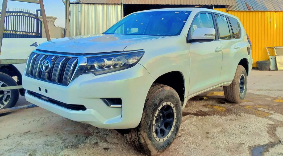 Esta Toyota Prado J150 es en realidad una Prado de los años 90, pero ...